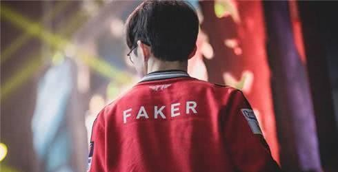 Faker看书的时候竟然是这个样子, 这样的他还真是第一次见