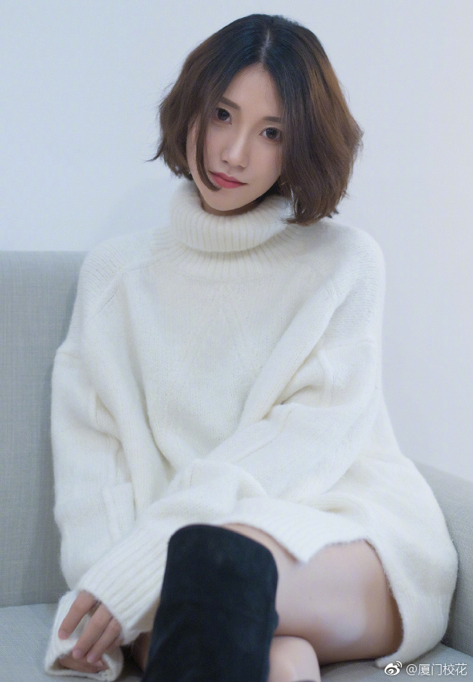 她叫郑昊，95年，就读于厦门大学，身高168cm，爱好摄影