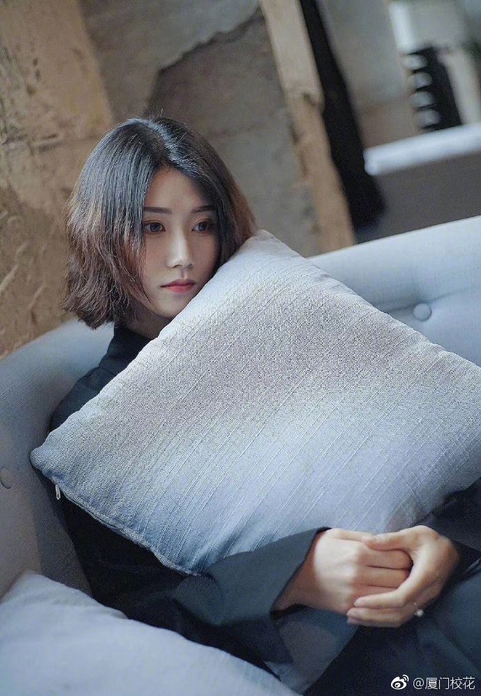 她叫郑昊，95年，就读于厦门大学，身高168cm，爱好摄影