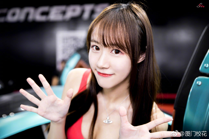 她叫林倩倩，99年，就读于上海民航学院，身高172cm