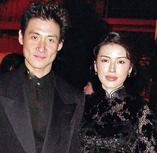 张学友一家四口近照，妻子美貌堪比关之琳，17岁女儿比妈妈还美