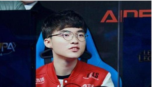 Faker职业生涯回顾，我曾踏足山巅，也曾陷入低谷