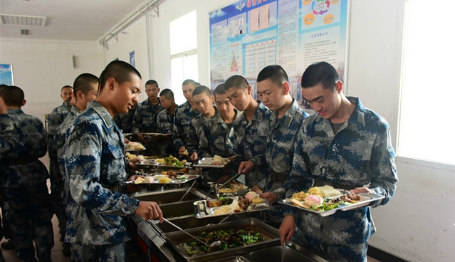 空军部队的伙食，从吃的饱到吃的好，大鱼大肉都不缺__财经头条