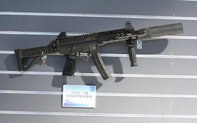 国产新一代警用9毫米冲锋枪，拥有大威力，一次安装50弹夹