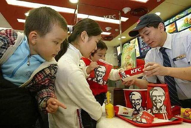 为何肯德基剩下的食物，宁愿扔掉也不愿给员工？内部人员说出实情