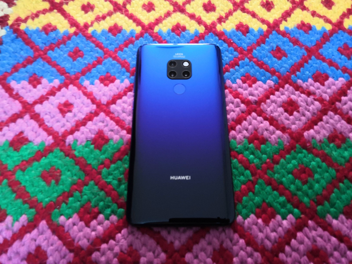 华为Mate20极光色图赏__财经头条