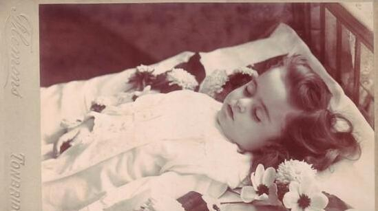 真正的死不瞑目 100年前为女尸拍摄的照片|逝者|摄影术|相片_新浪新闻