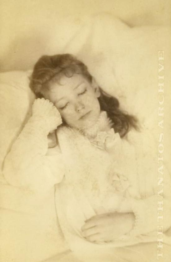 真正的死不瞑目 100年前为女尸拍摄的照片|逝者|摄影术|相片_新浪新闻