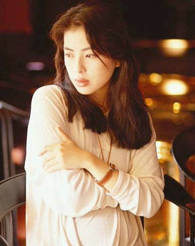 张学友一家四口近照，妻子美貌堪比关之琳，17岁女儿比妈妈还美