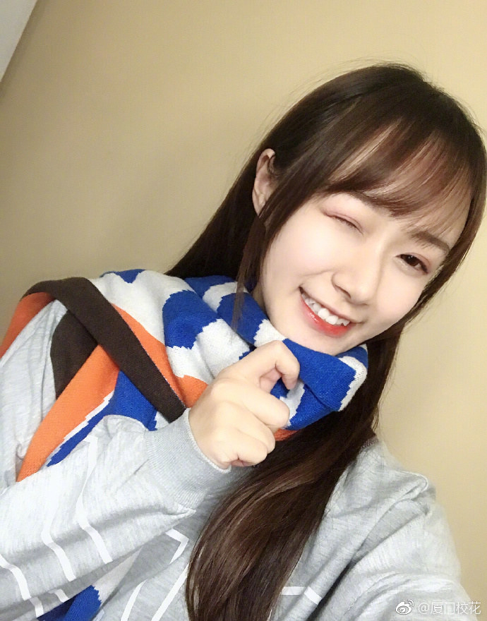 她叫林倩倩，99年，就读于上海民航学院，身高172cm