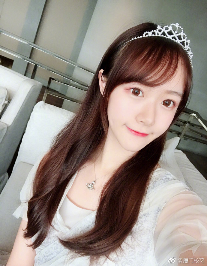 她叫林倩倩，99年，就读于上海民航学院，身高172cm