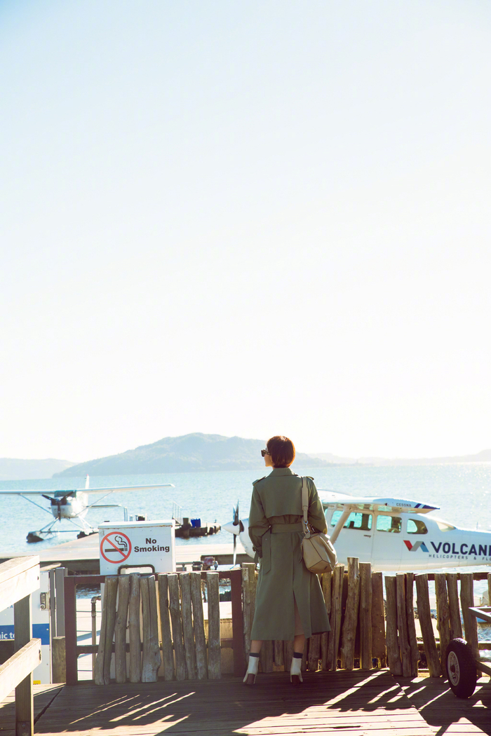 王珞丹慢游新西兰时尚大片曝光，身穿Toga浅绿色净版长款风衣