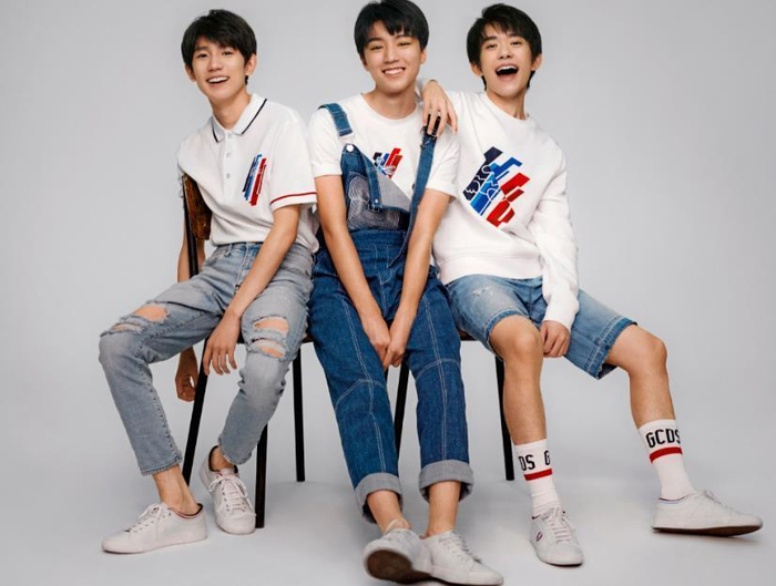 TFBOYS官博放粮，合体挑战小黑屋，还要同框拍杂志大片？