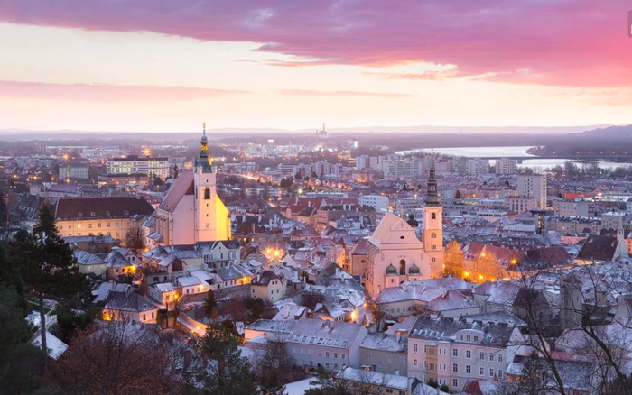 欧洲最古老的城市之一，物价低、颜值高感受最地道的欧罗巴风情。_新浪新闻