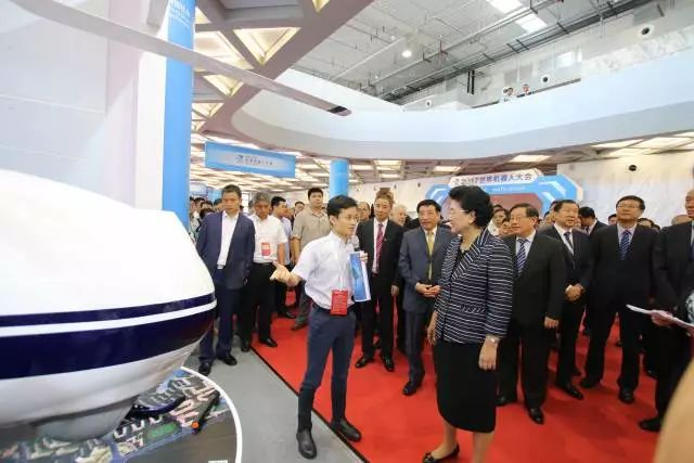 中航智无人机TD220 耀眼2017年机器人大会__财经头条