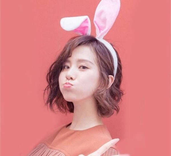 刘诗诗最新街拍照，短发随性潇洒，好友韩火火赠粉红兔超暖心！|刘诗诗|韩火火|短发