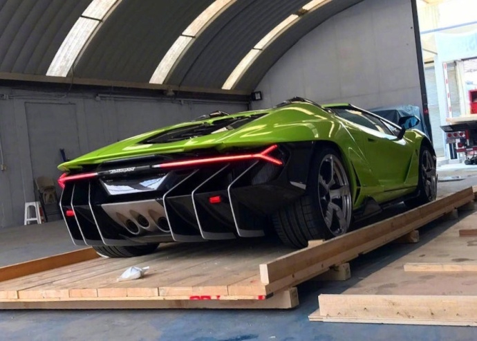 兰博基尼Centenario LP770-4 Roadster，一头绿色敞篷百年纪念牛