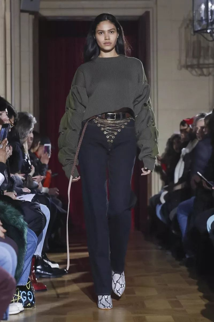 “内裤外穿”致敬东京新潮流！Jolin到底有多少条令人窒息的裤子