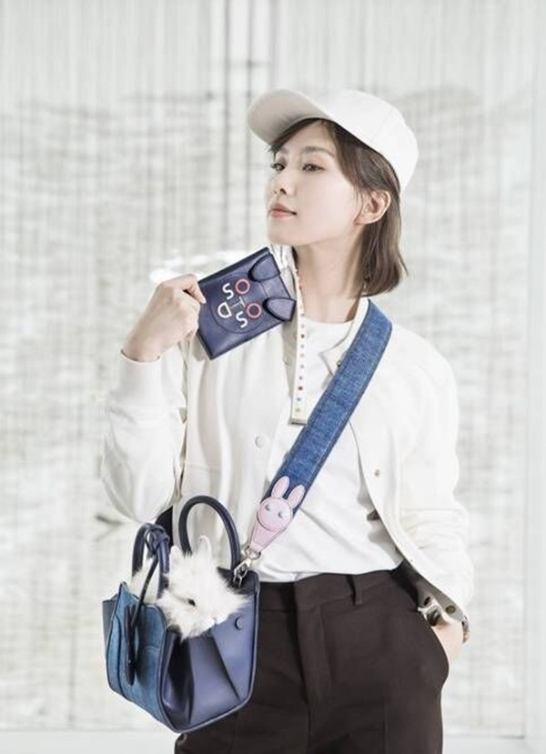 刘诗诗最新街拍照，短发随性潇洒，好友韩火火赠粉红兔超暖心！|刘诗诗|韩火火|短发