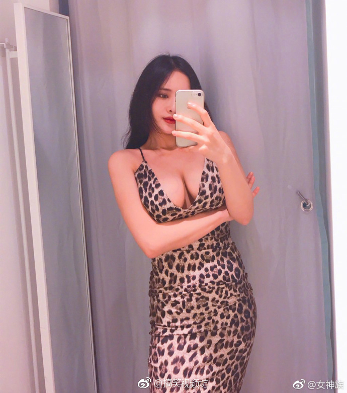 韩国网拍模特jeee622，jeee有着不科学的超火辣S曲线