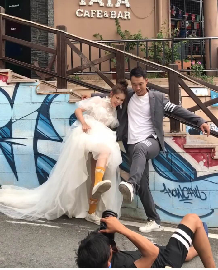 婚纱照拍摄现场太尴尬了，新娘全程走光，成片却惊艳到网友