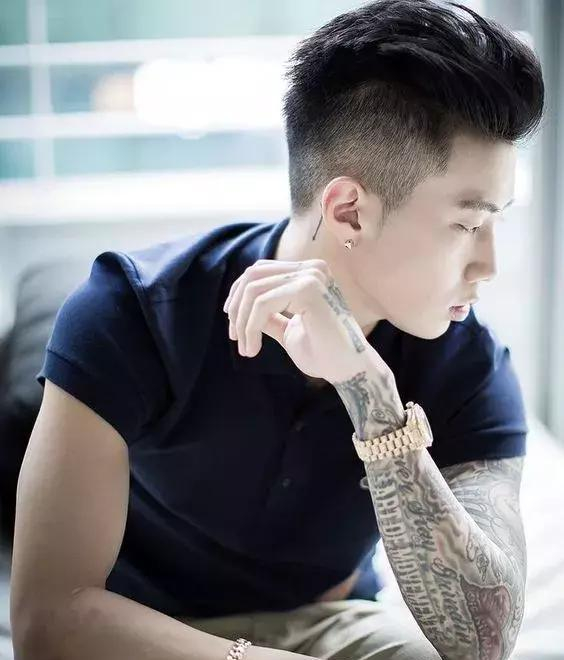 8种型男发型参考，清爽、帅气各种风格任你选！让你回头率激增！