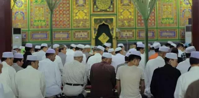 这两位西安年轻人用了一个多月，拍出回民街最隐秘的故事！