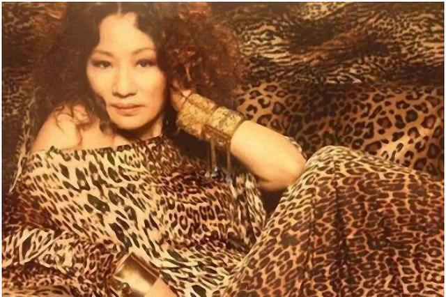 她与迈克尔杰克逊同台演唱，靠儿子再次走红，年近七十还想再生！