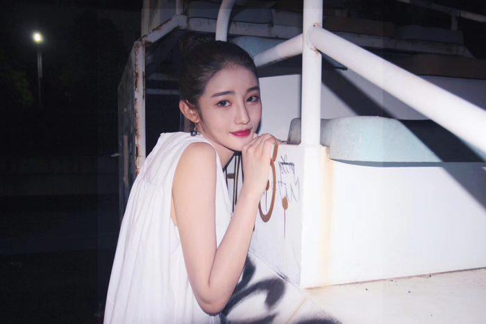 王丽君 97年 就读湖北美术学院服装表演 身高175 体重48kg