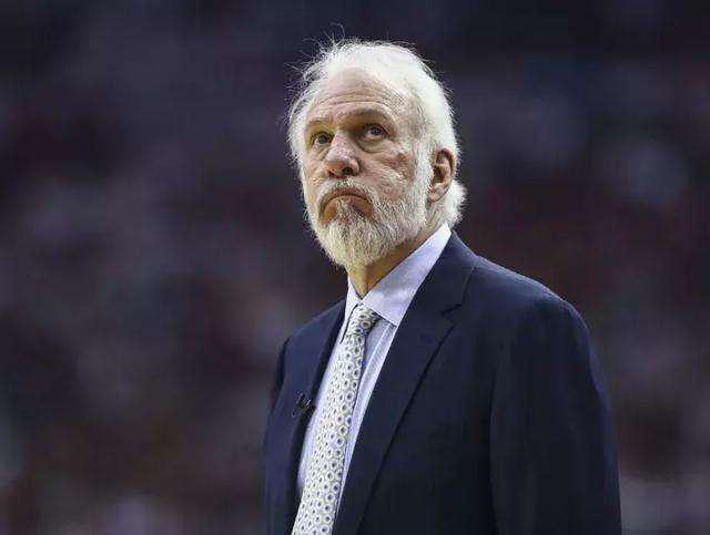 圣安东尼奥的河水逆流而上，海军上将脱下西装……