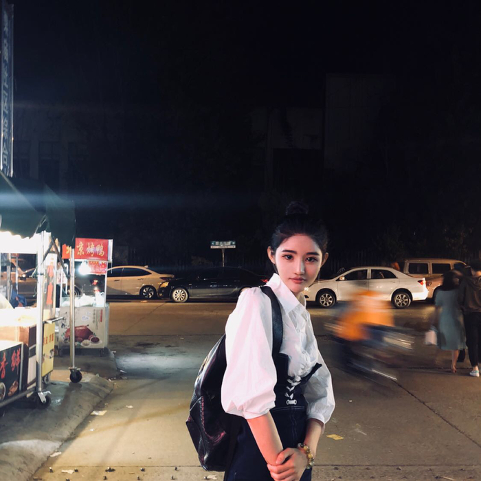 王丽君 97年 就读湖北美术学院服装表演 身高175 体重48kg