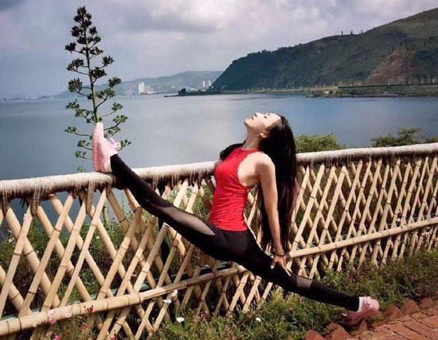 妹子变旅游边练一字马,每一张都美轮美奂,不愧是女神!