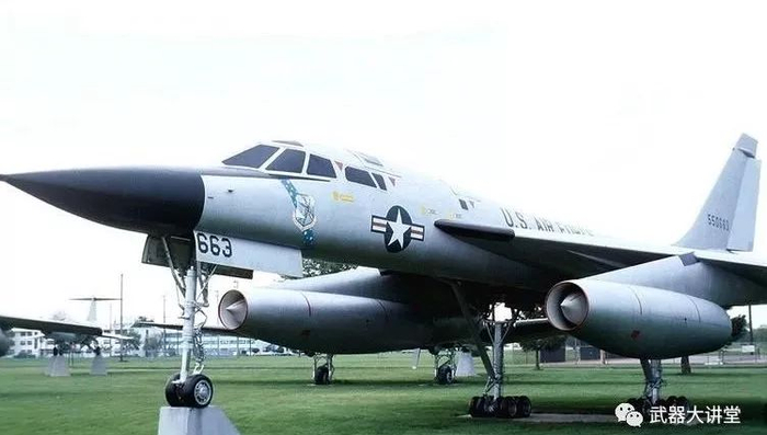 美军超音速B-58轰炸机，能携带核武器，代号盗贼