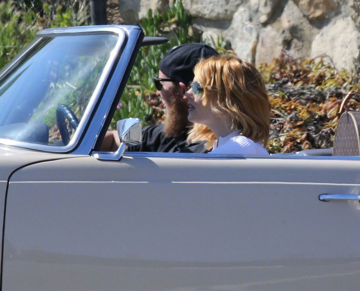 艾玛·斯通 Emma Stone 当地时间4月25日驾驶敞篷车在 Malibu 外出的