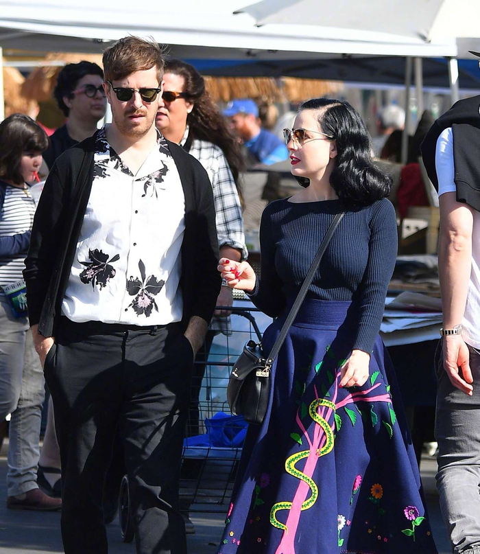 Dita von Teese 身穿贴花长裙和男友 Adam Rajcevich在洛杉矶外出购
