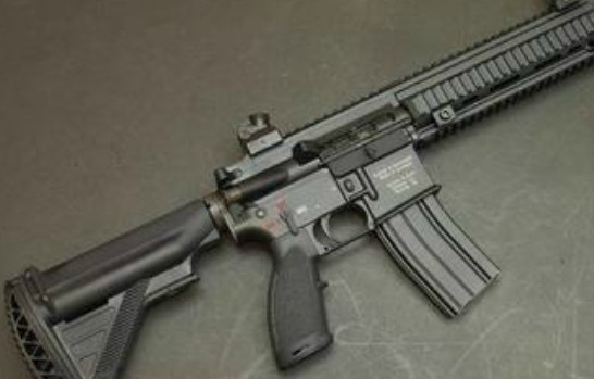 刺激战场，满配M416和满配AUG谁更好用，看完你就知道