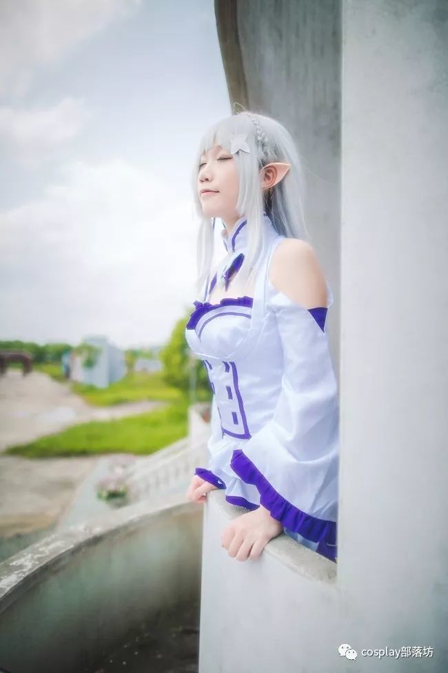 cos：面带微笑的艾米莉娅，犹如一个小天使