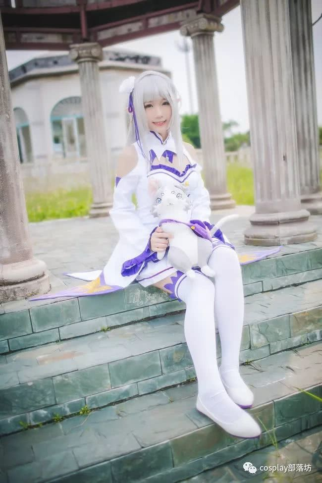 cos：面带微笑的艾米莉娅，犹如一个小天使
