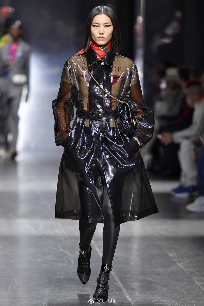 刘雯 for Versace Menswear F/W 2019 || 早起一组九宫图