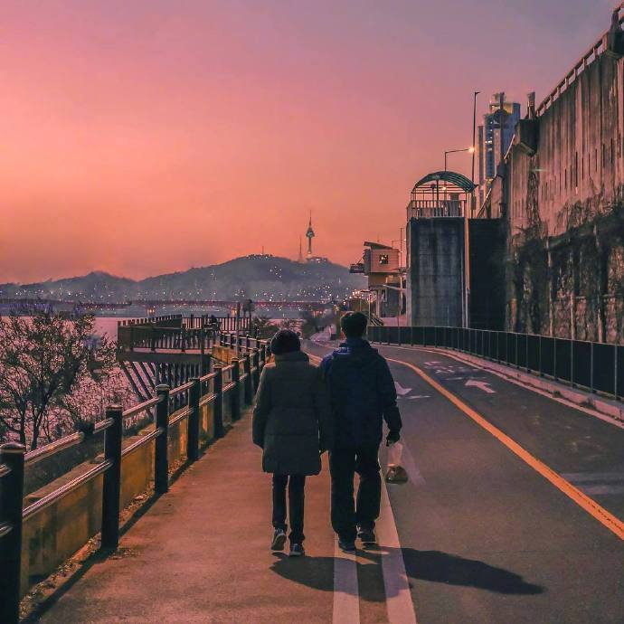 陪伴胜过言语，细节胜过情话。