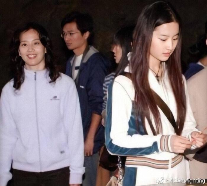 刘亦菲和妈妈罕见合照美的惊艳,母女都是高颜值!