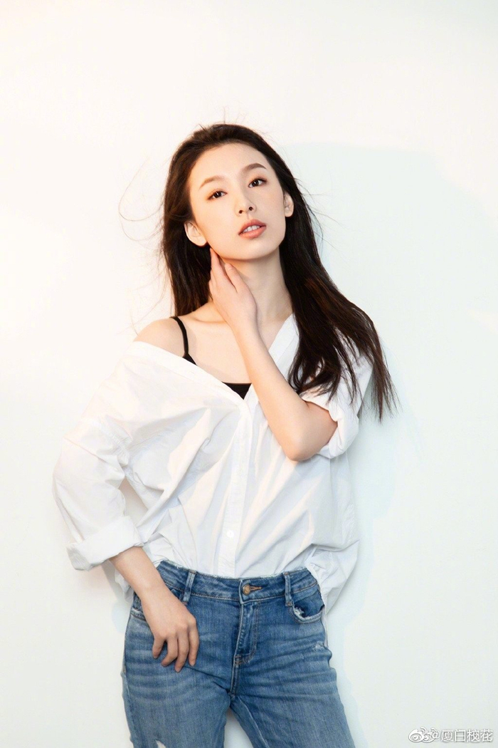她叫白旭含，98年，就读于中国传媒大学，身高166cm