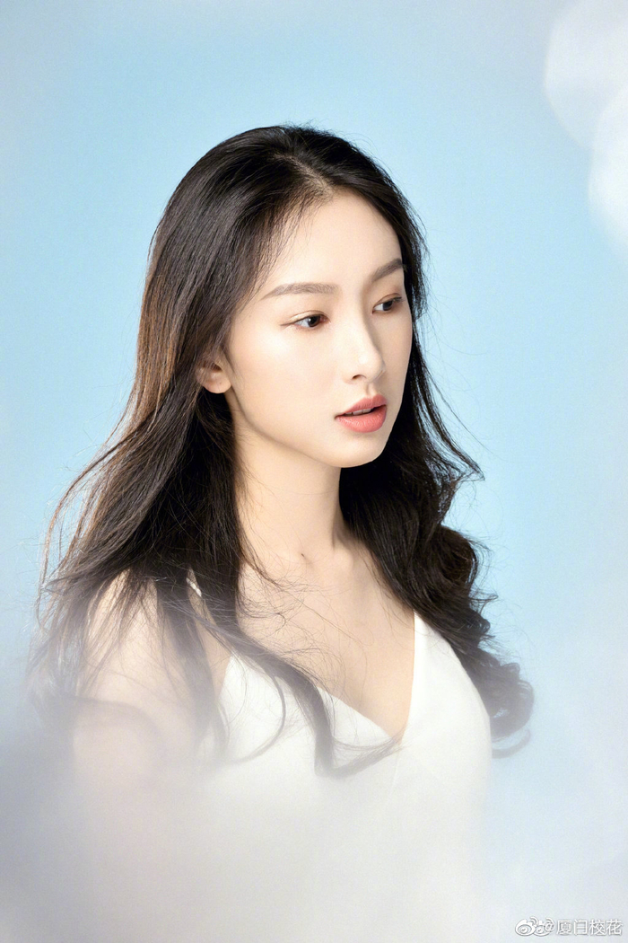 她叫白旭含，98年，就读于中国传媒大学，身高166cm