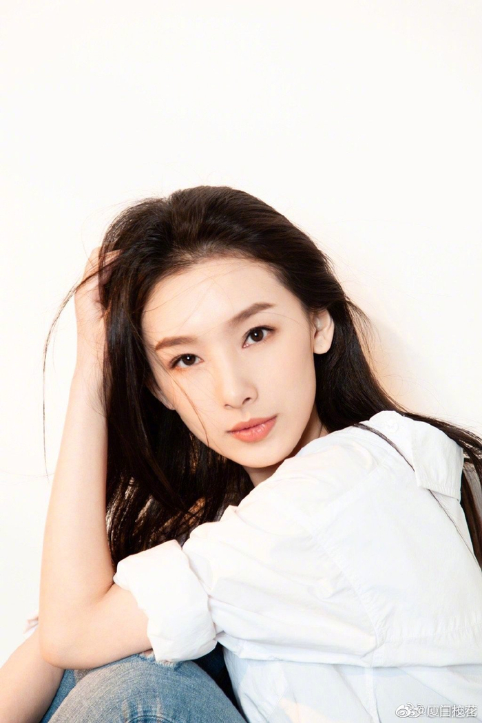 她叫白旭含，98年，就读于中国传媒大学，身高166cm