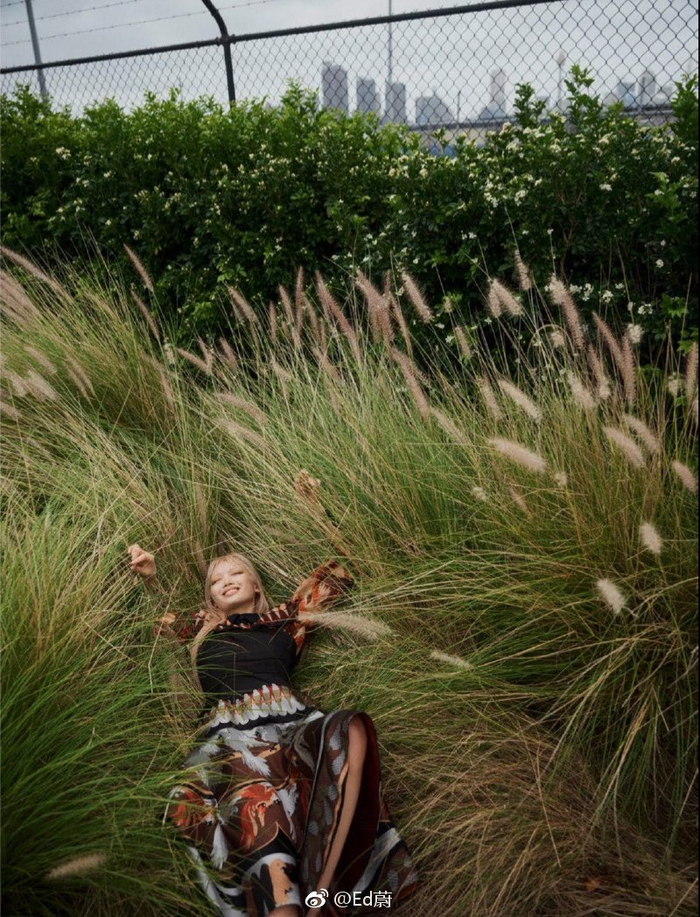 Fernanda Ly for ELLE Australia March 2019换了新发色的利献灵出镜