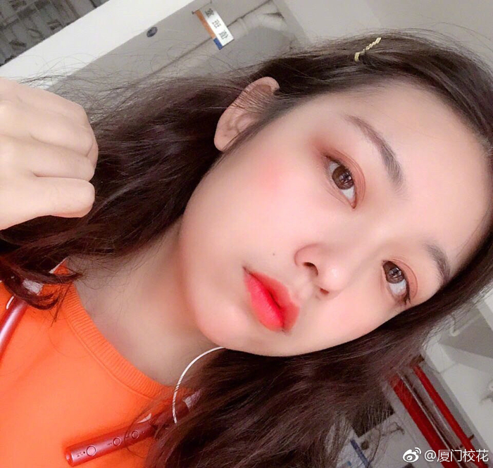 她叫迪娜，99年，就读于集美大学，身高169cm