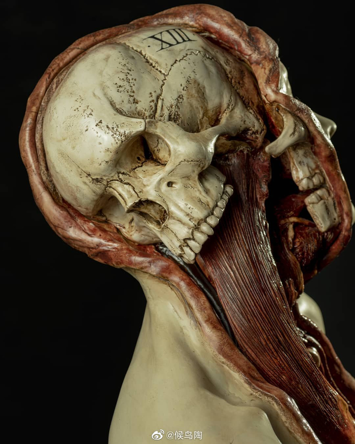 墨西哥艺术家Emil Melmoth，其创作灵感来源于死亡文化与恐惧的事物