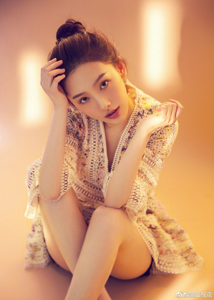 她叫白旭含，98年，就读于中国传媒大学，身高166cm