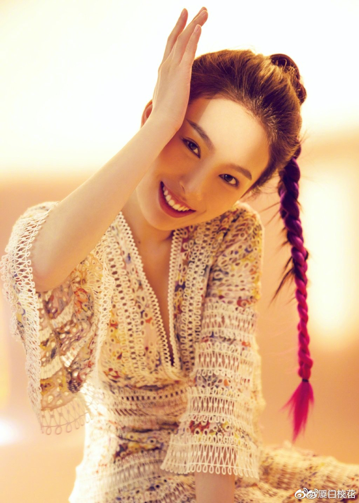 她叫白旭含，98年，就读于中国传媒大学，身高166cm