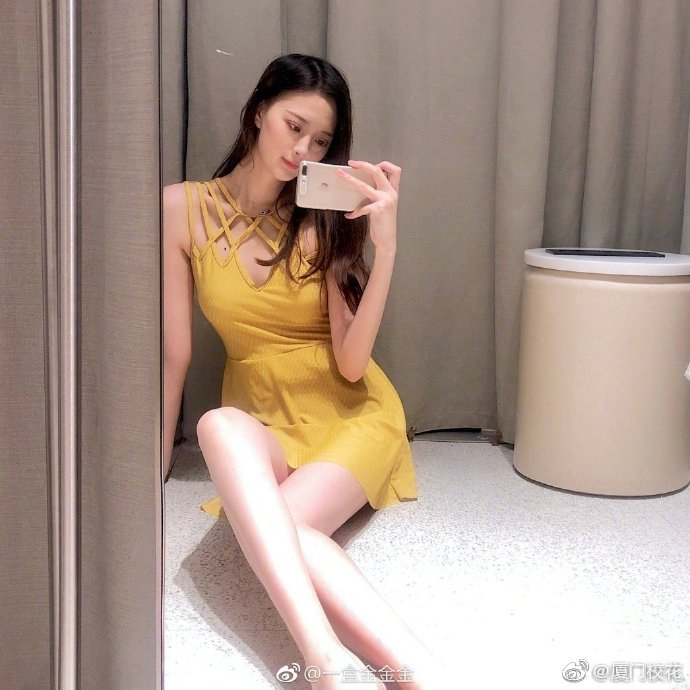 她叫金毅荷，98年，就读于南京财经大学，身高178cm，大长腿MM
